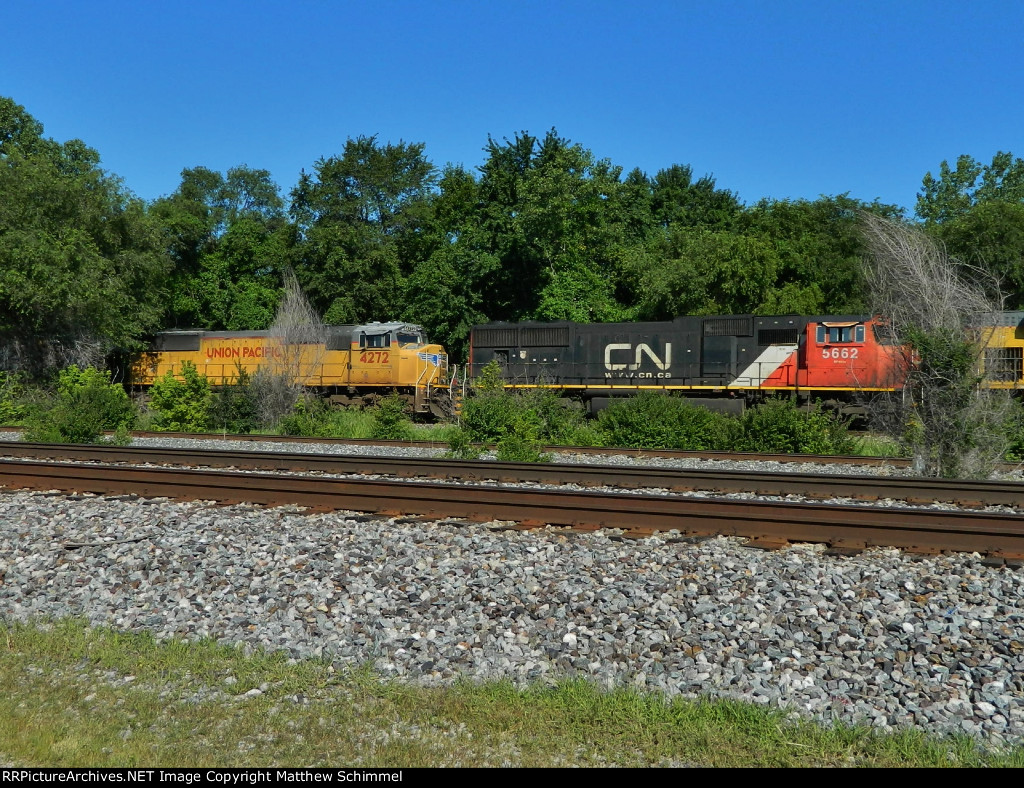 CN 5662 & UP 4272